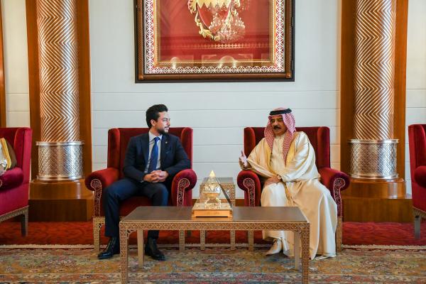 Crown Prince meets Bahrain monarch, receives King Hamad Order of the ...