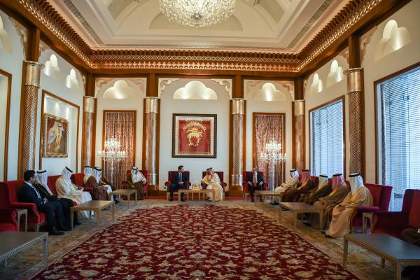 Crown Prince meets Bahrain monarch, receives King Hamad Order of the ...